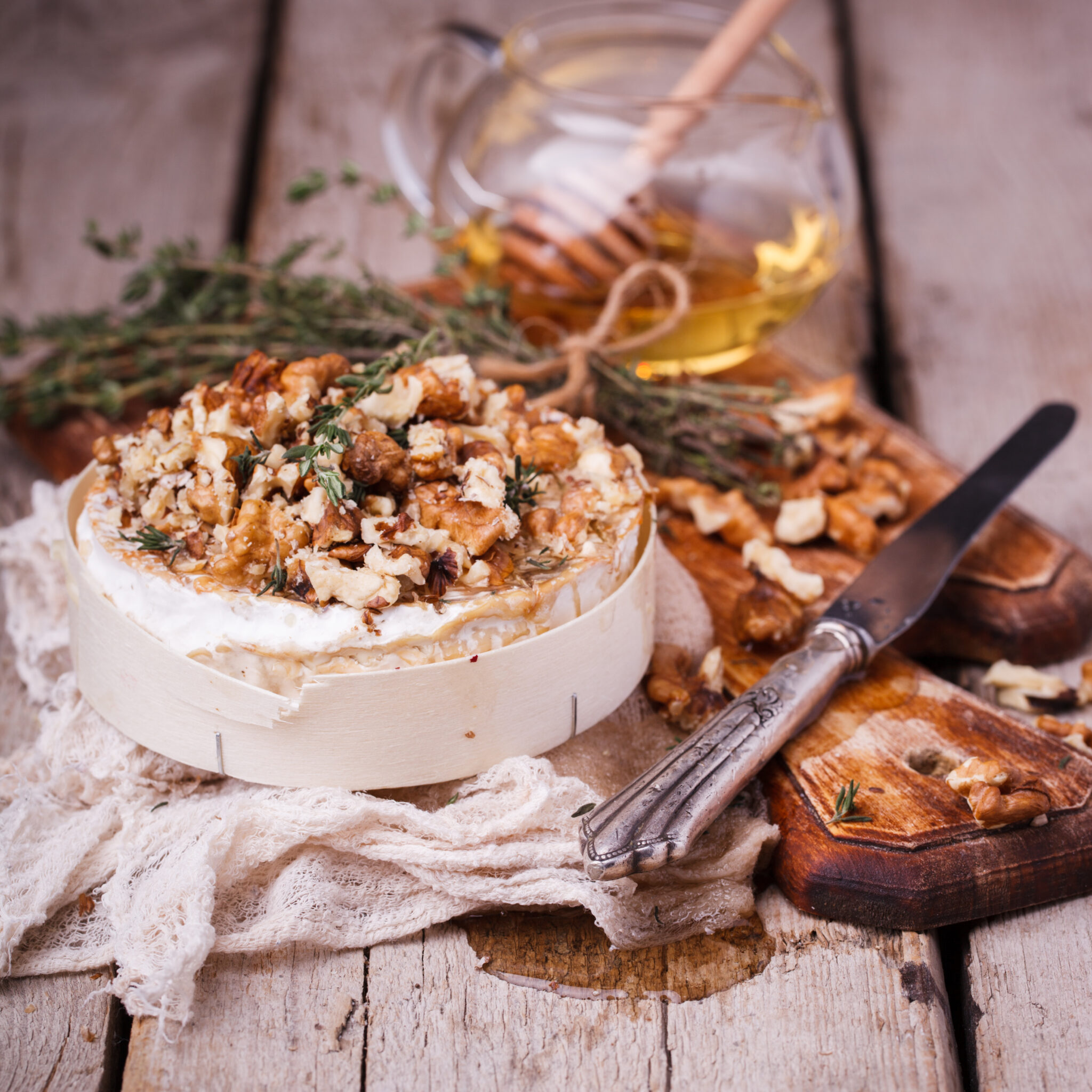 Varm bakad camembert med valnötter, honung och timjan – Tasteline